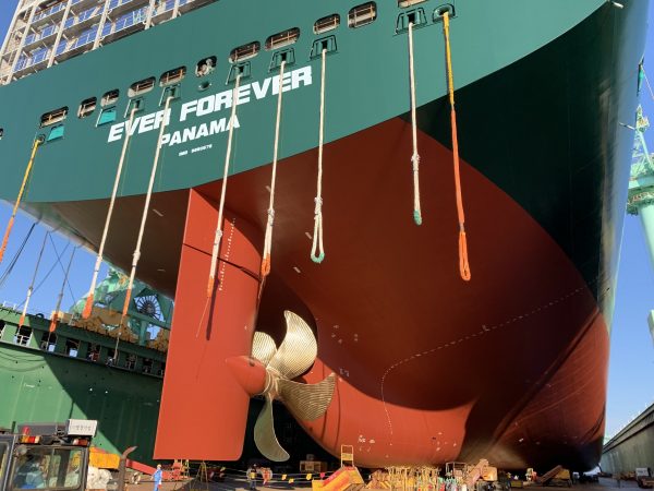 Evergreen recibe dos nuevos buques clase F de 12.000 TEU para servicio ...