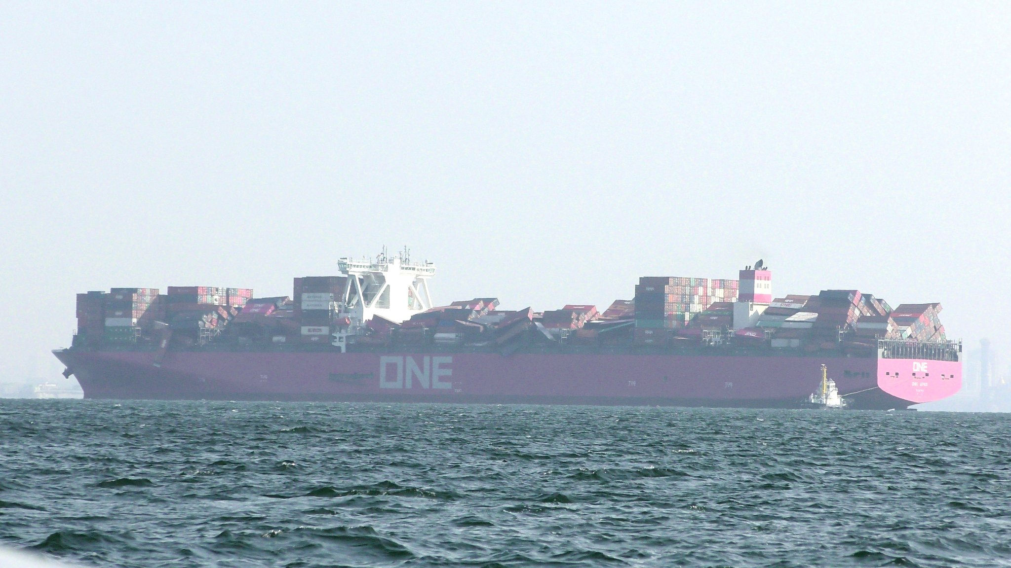 ONE Apus recala al Puerto de Kobe tras pérdida de contenedores en el ...