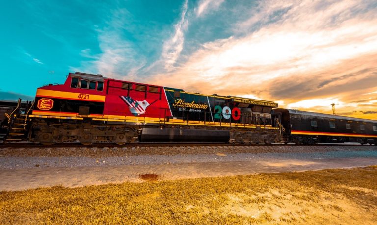 KCS inicia recorrido de locomotora que conmemora relaciones comerciales ...