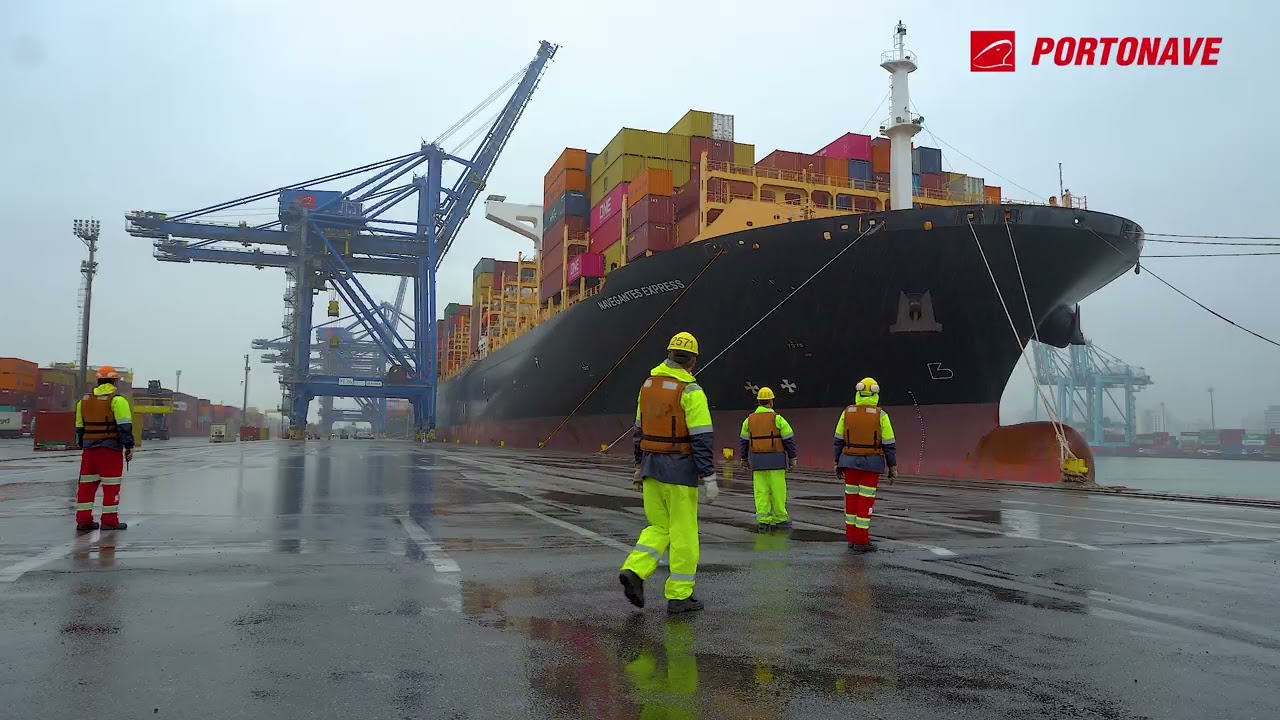 Video: Recalada del buque Navegantes Express asistido por remolcadores ...