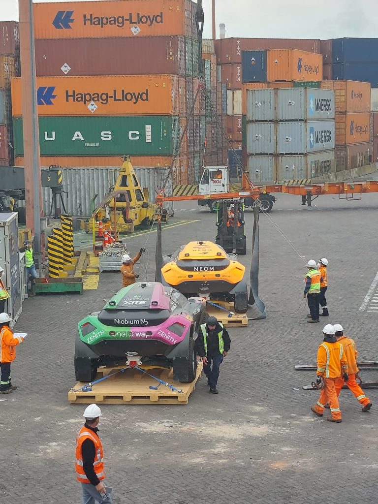 Galería: La descarga de los vehículos de la Extreme E en Puerto Angamos ...