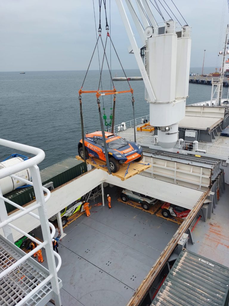 Galería: La descarga de los vehículos de la Extreme E en Puerto Angamos ...