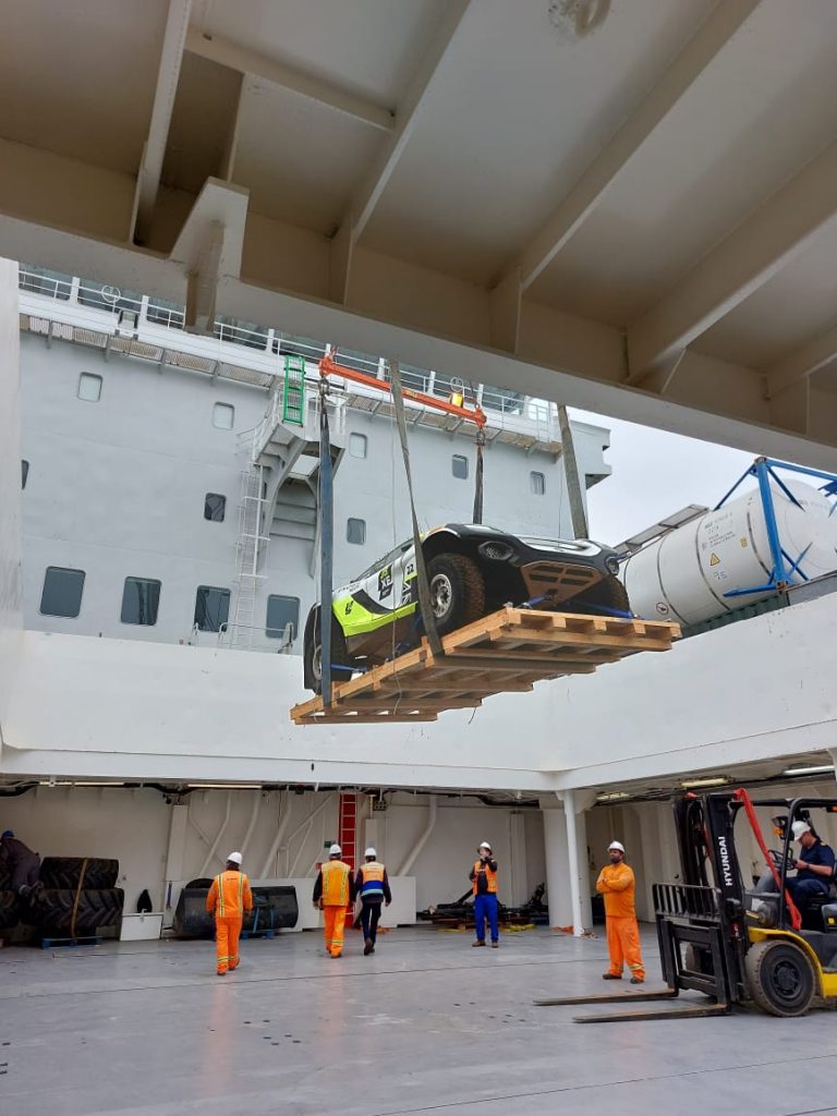 Galería: La descarga de los vehículos de la Extreme E en Puerto Angamos ...