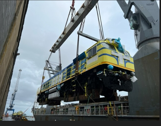 Nave agenciada por Ian Taylor descarga cuatro locomotoras en Puerto ...