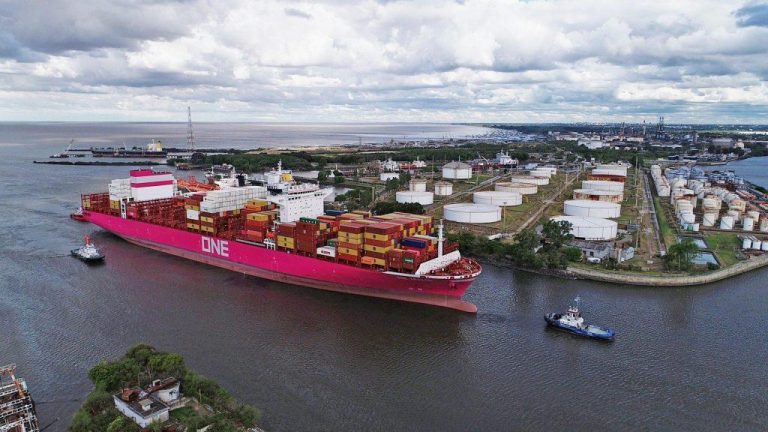 Buque magenta de ONE llega por primera vez a un terminal de la ciudad ...