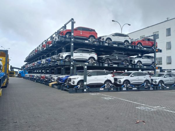 Descargan en ZEAL automóviles transportados por en flat rack de 48 pies ...