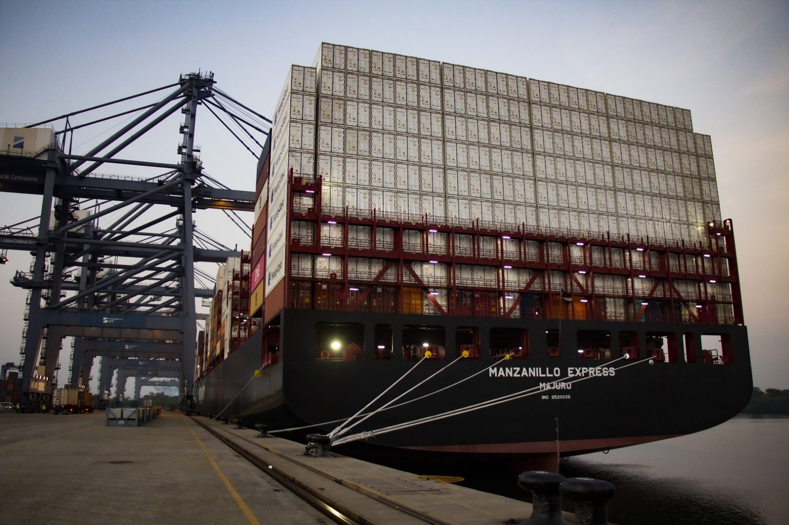 México: Asipona recibe al buque Manzanillo Express en el Puerto Lázaro ...