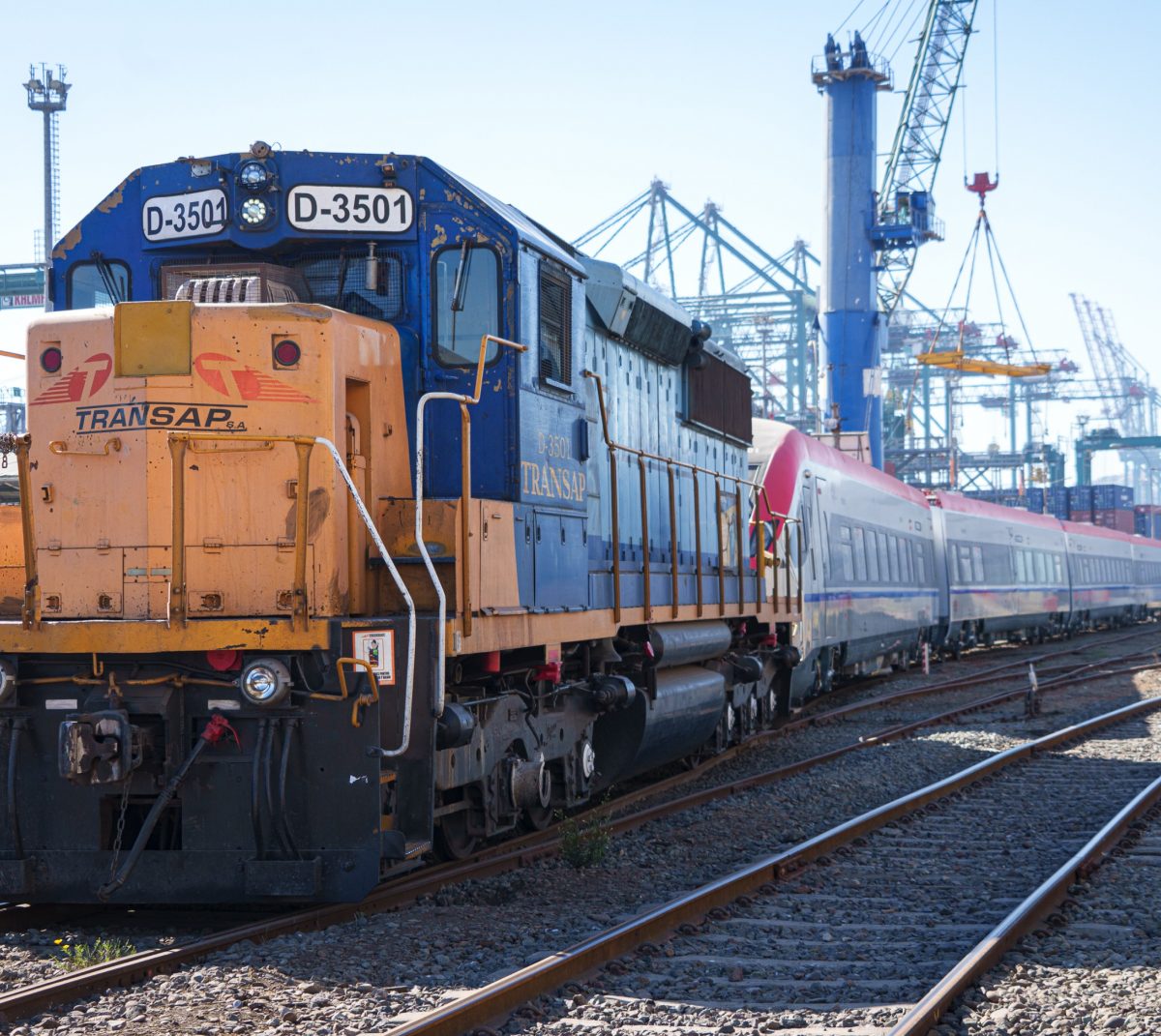 Transap realiza traslado de trenes de EFE entre el Puerto de San ...