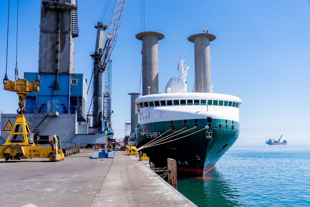 Buque propulsado por energía eólica arriba a Puerto Angamos ...