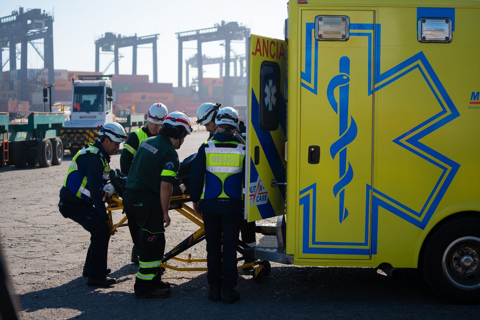 Las brigadas durante el simulacro de rescate de persona. - PortalPortuario