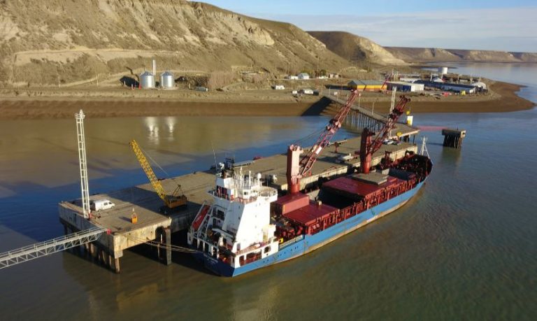 Argentina: Arriba al Puerto de Punta Quilla el primer buque con carga ...