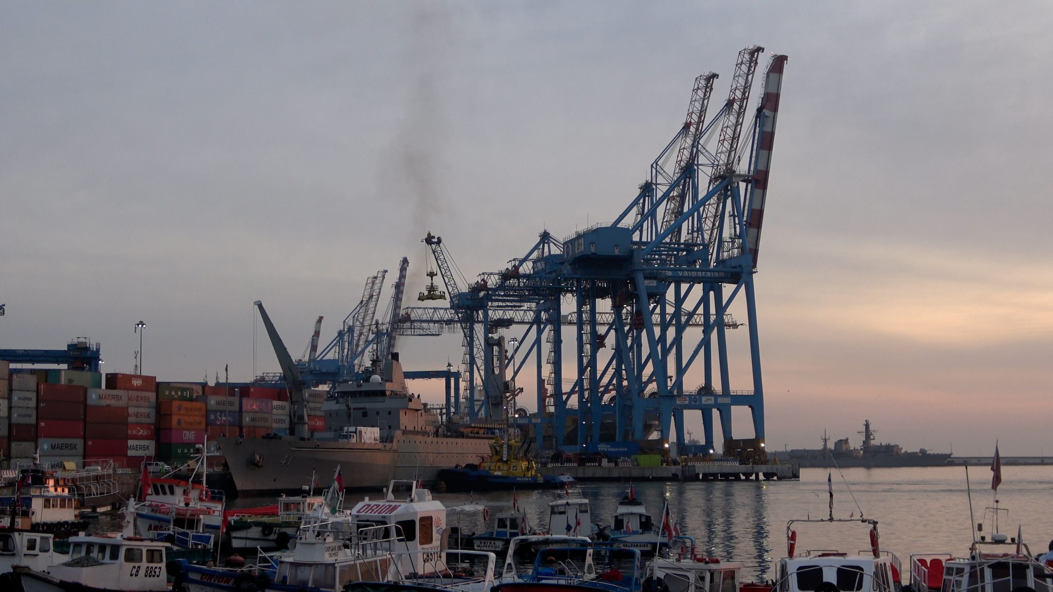 TPS embarca 37 contenedores con materiales para construir casas en Rapa ...