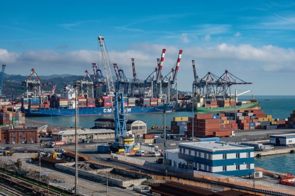 Italia: Spezia Container Terminal recibe al servicio MedGulf de Cosco ...