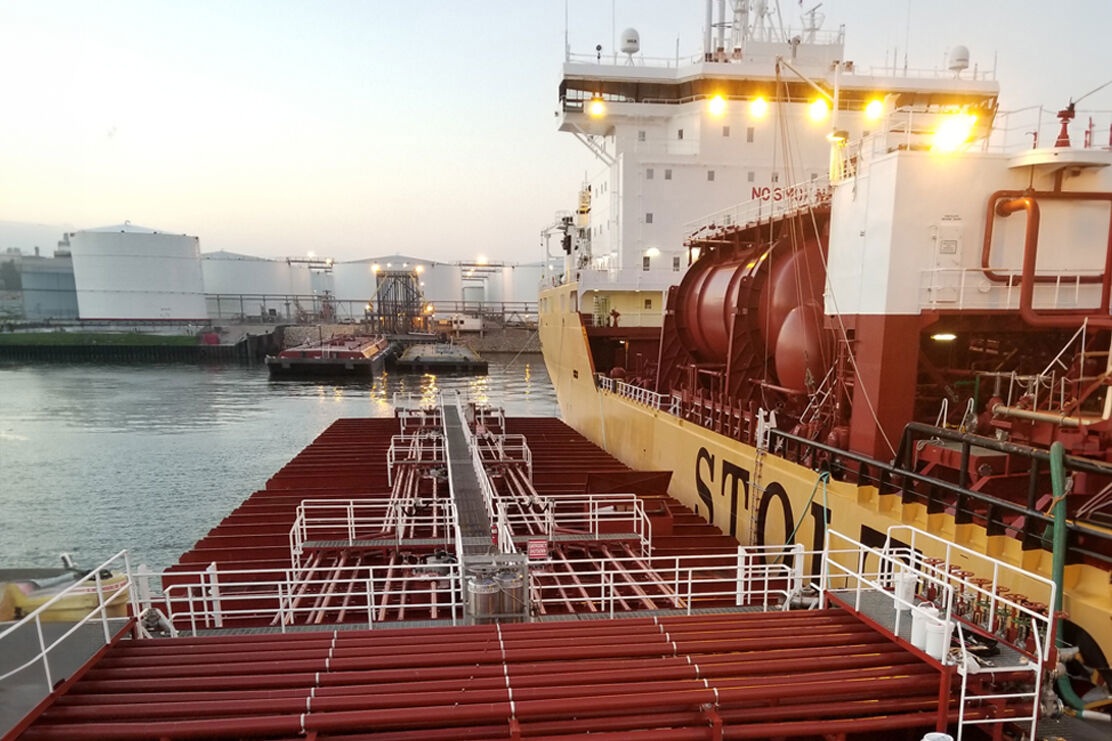 Operación de barcazas de Stolt Tankers reduce emisiones en Puerto de ...