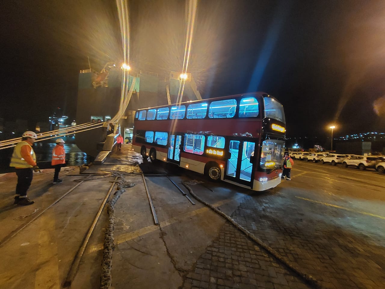 Desembarcan buses eléctricos de dos pisos de la Red Metropolitana de ...