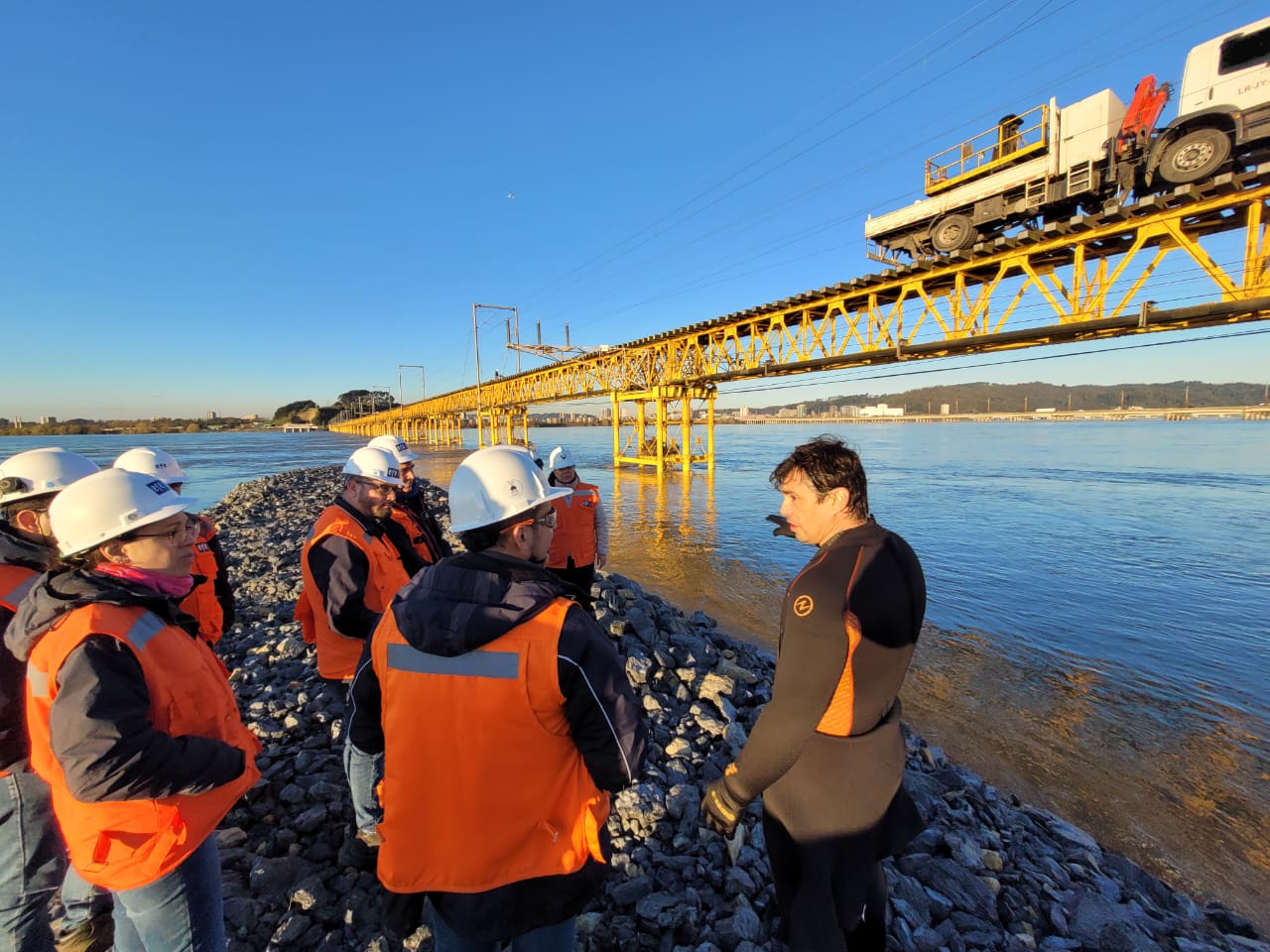 EFE Sur mantiene suspensión de paso de trenes por el Puente Ferroviario ...