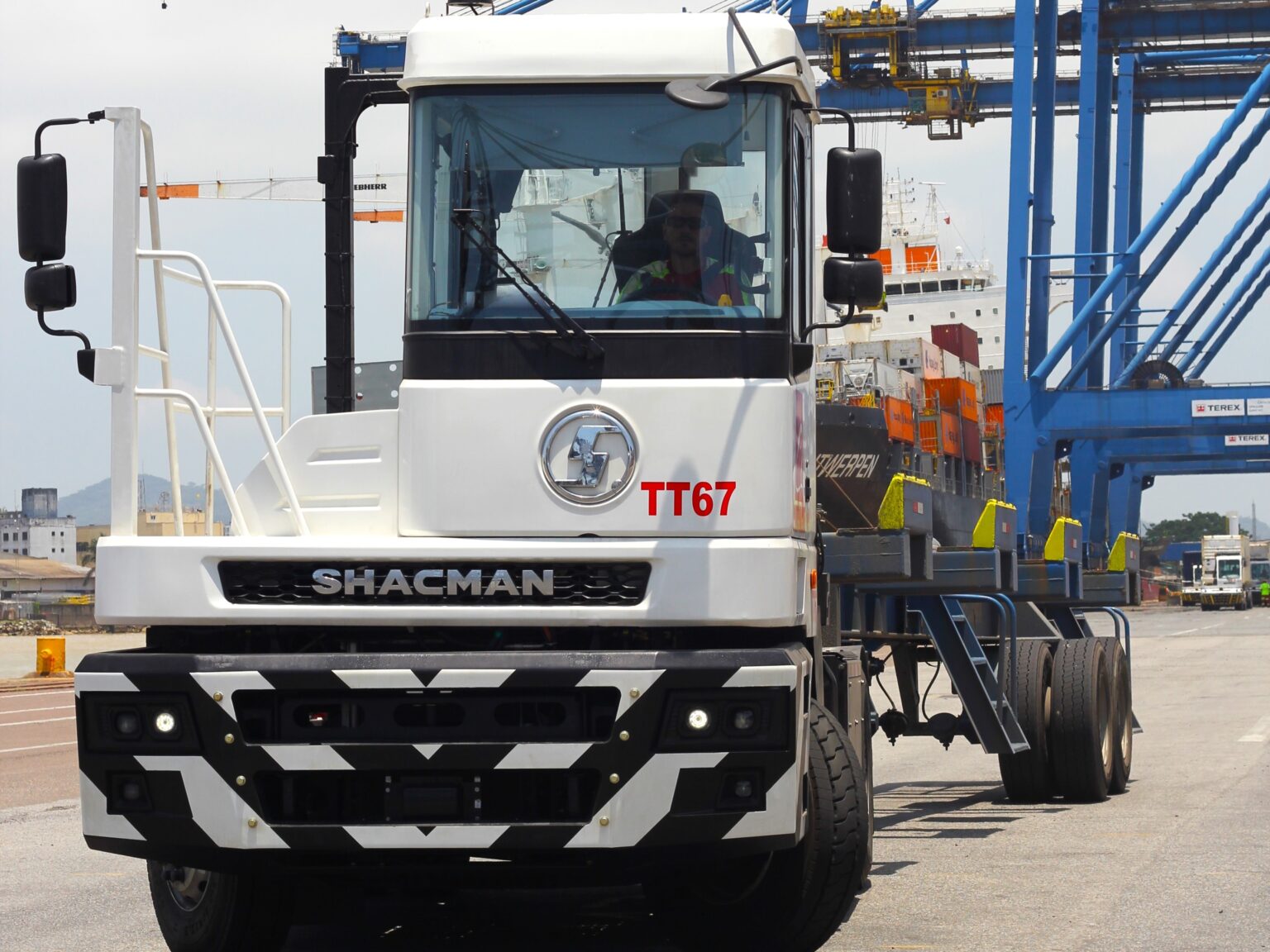 Portonave inicia operações com o primeiro terminal tractor elétrico num ...