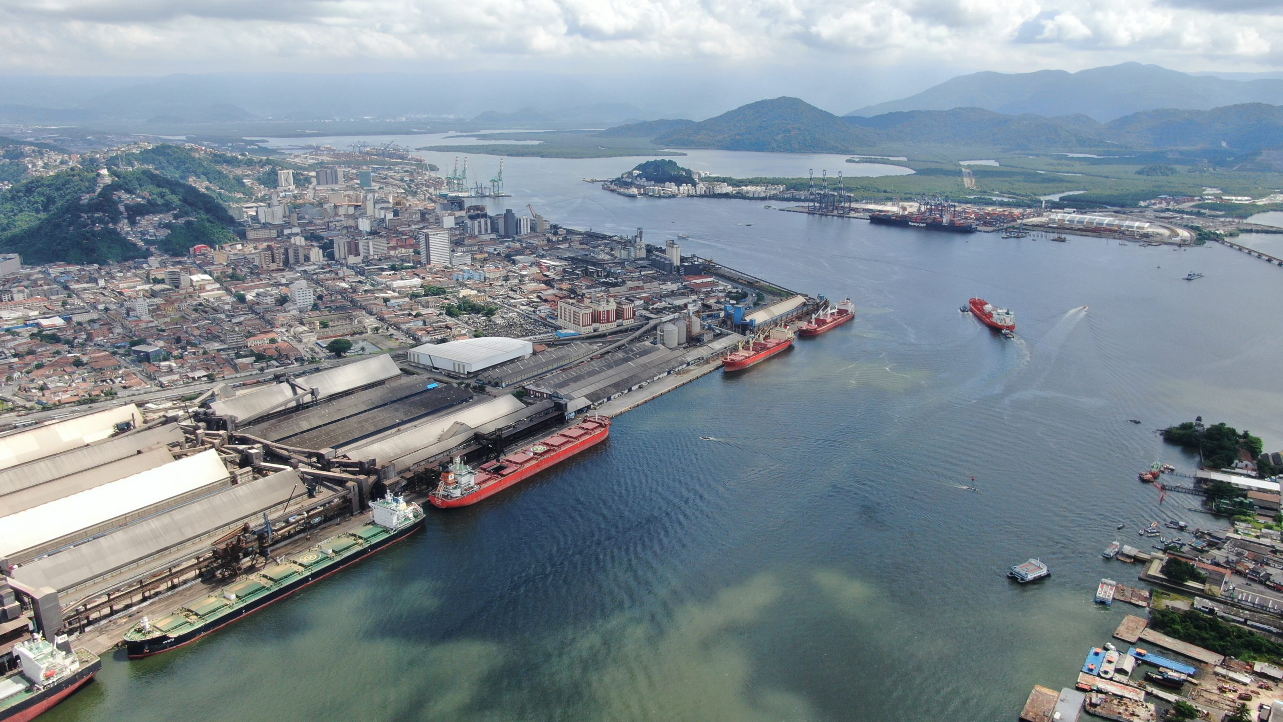 Brasil: APS asegura contrato de dragado para aumentar calado del muelle ...