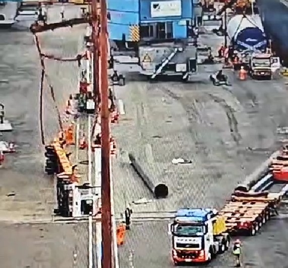 Faena en Puerto Angamos culmina con tractocamión volcado - PortalPortuario