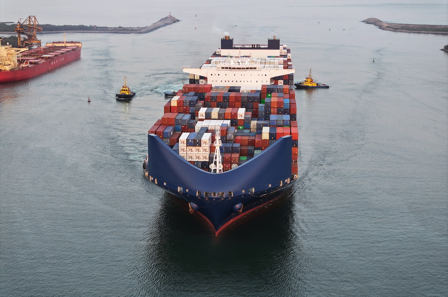 Nueva nave de 396 metros de eslora de CMA CGM se despliega por puertos ...