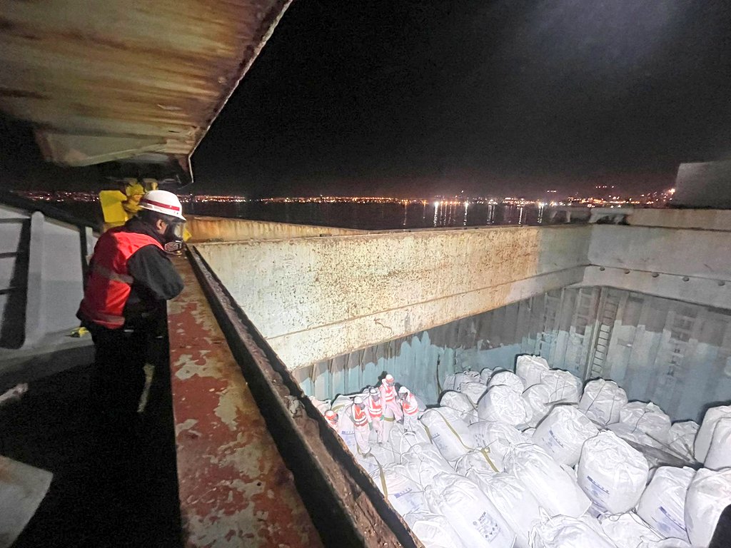 Policía Marítima fiscaliza descarga de 5 mil toneladas de óxido cálcico ...