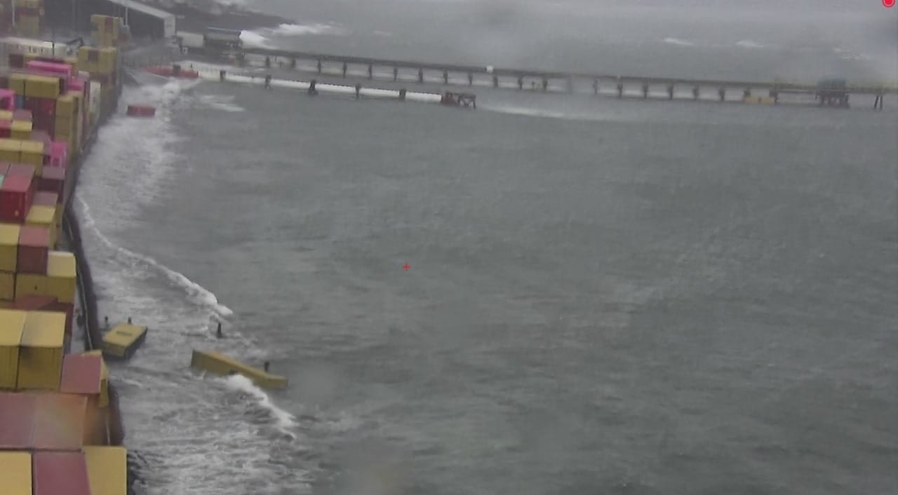Contenedores se mantienen a la deriva tras caer al mar desde ...