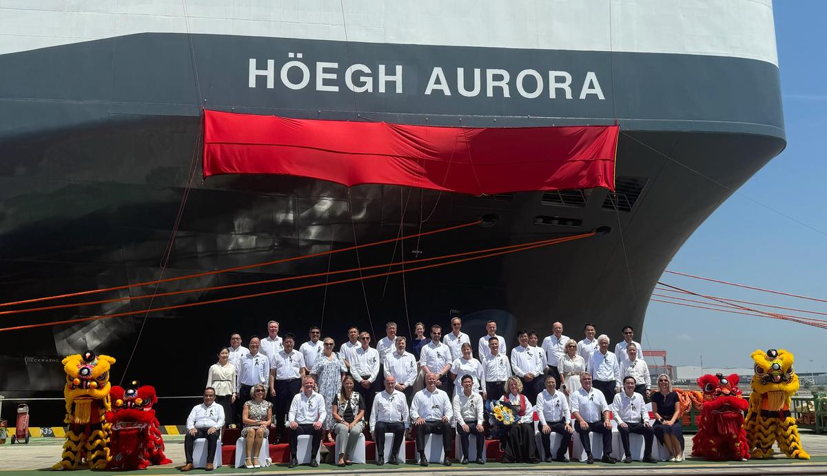 Entregan y bautizan al nuevo car carrier Höegh Aurora - PortalPortuario