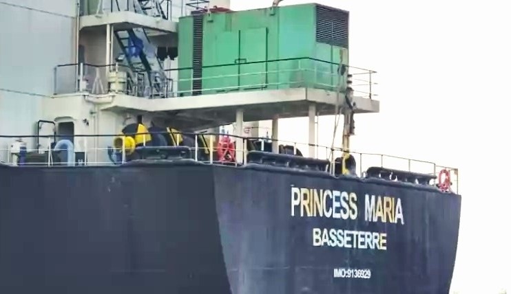 Argentina: Denuncian a buque que derramó hidrocarburo en el río Paraná - PortalPortuario