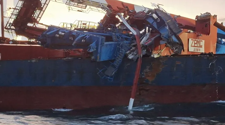 Heavy Load Carrier fondea en ría de Ares tras perder en el mar dos grúas pórtico de ZPMC ...