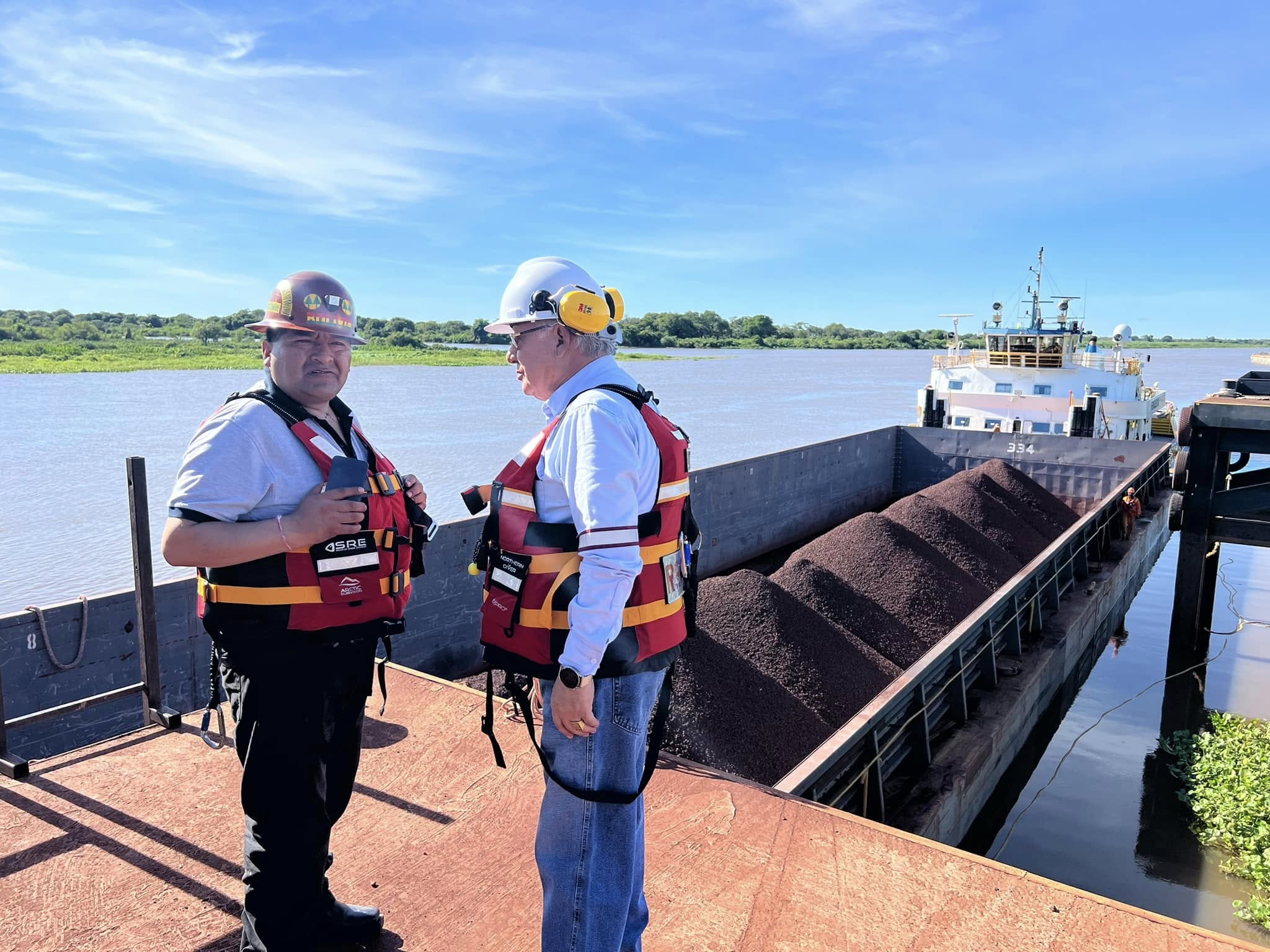 Convoy de barcazas transporta primer embarque de hierro de contrato entre estatal boliviana y ...