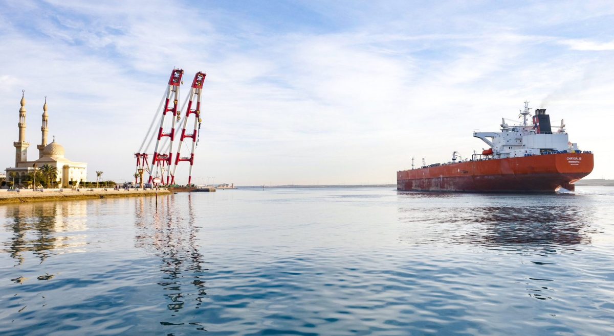Petrolero vuelve a navegar a través del Canal de Suez tras haber sido ...