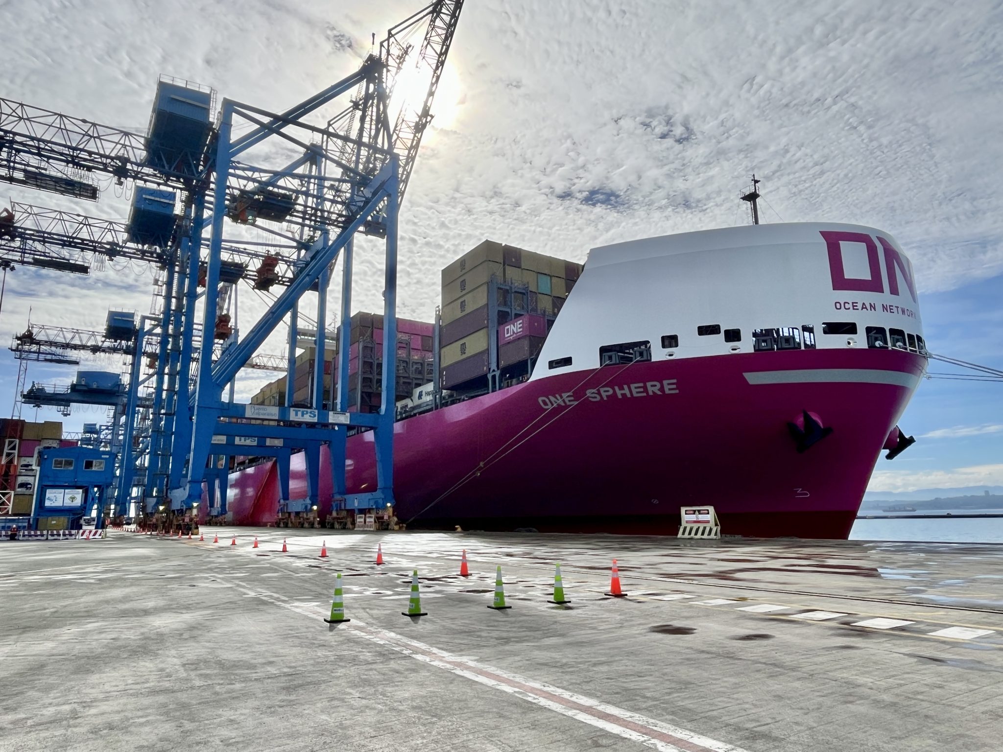 Fotos: ONE Sphere y su paso inaugural por Puerto de Valparaíso ...